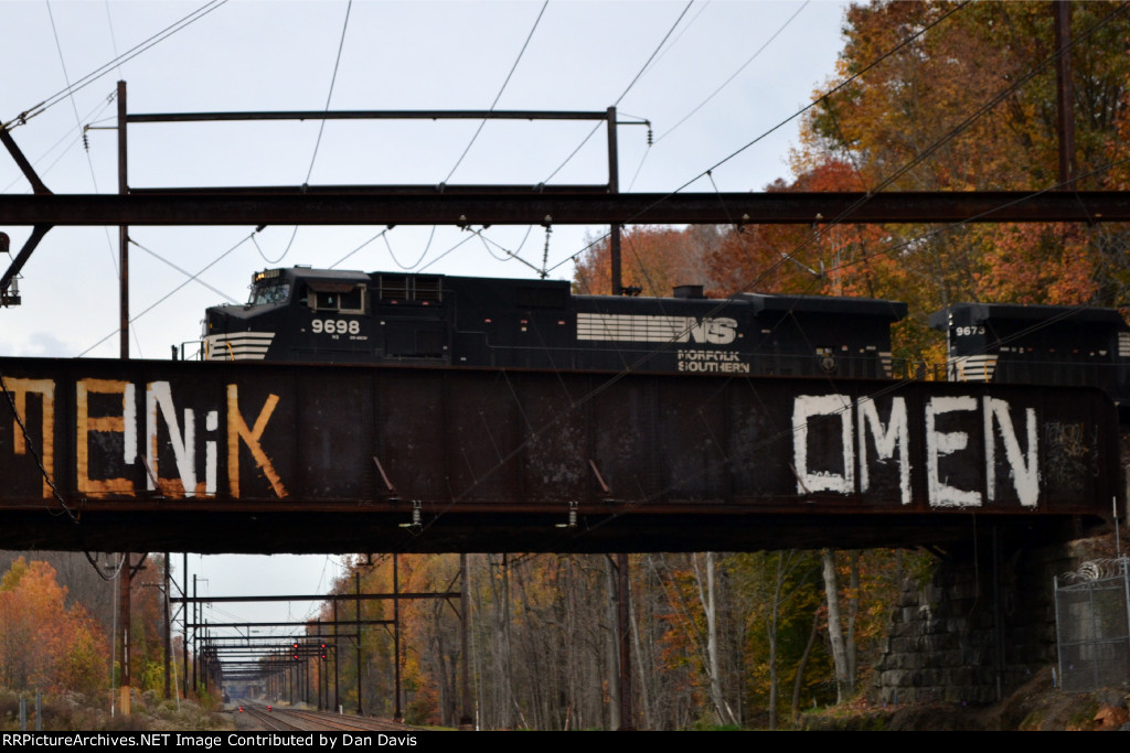 NS C40-9W 9698 takes the lead of 17G